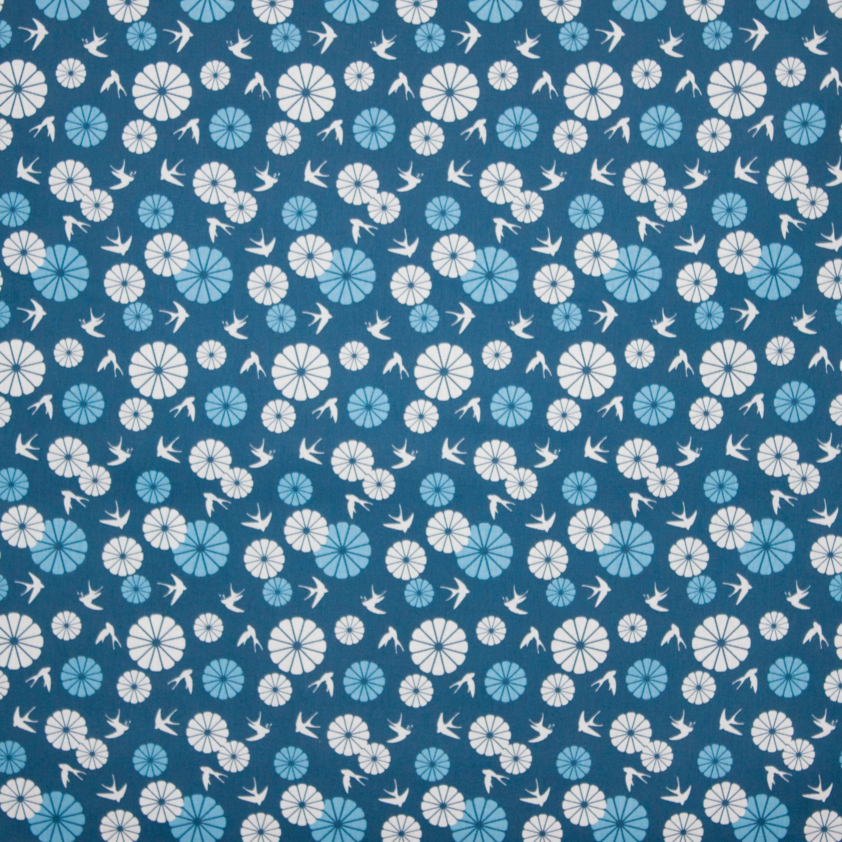 Blauwe katoen met abstract bloem en zwaluw motief